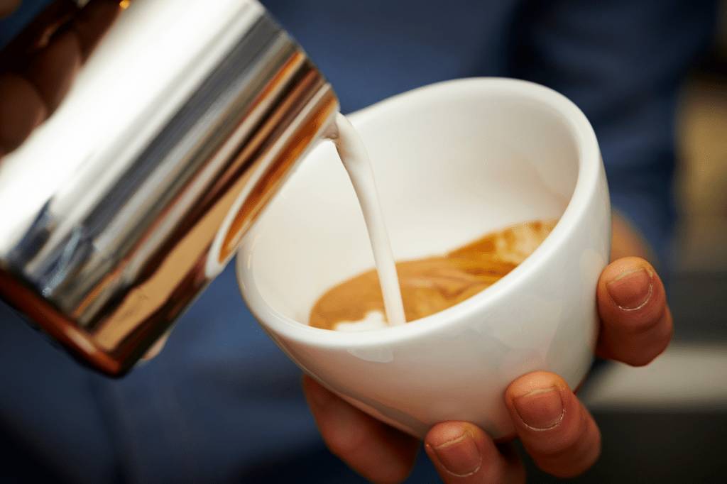 Kreslení do kávy: latte art pro začátečníky | Lázeňská káva
